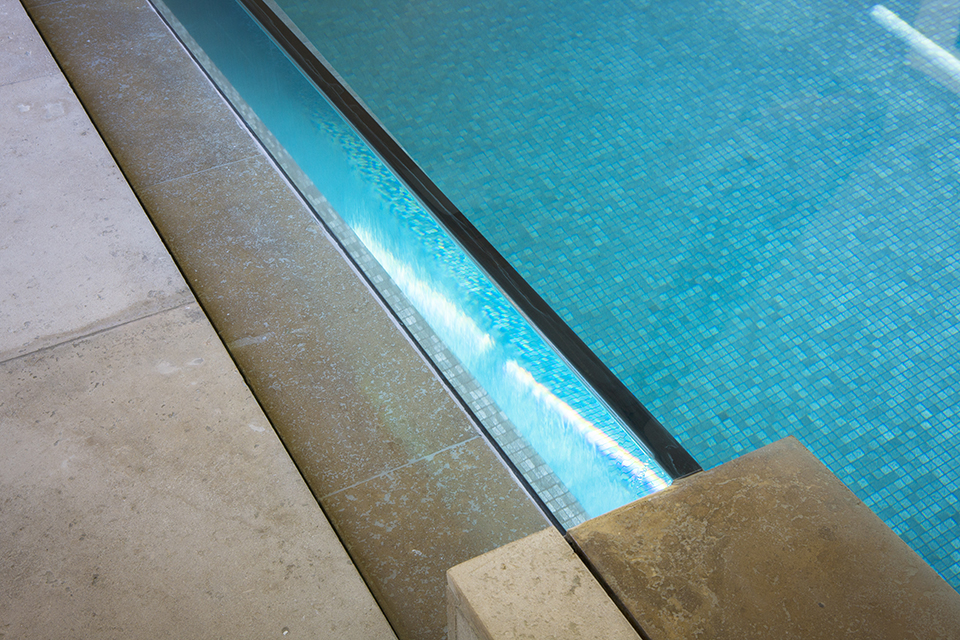 Exclusief betonnen overloop zwembad voorzien van 2 underwater windows ...